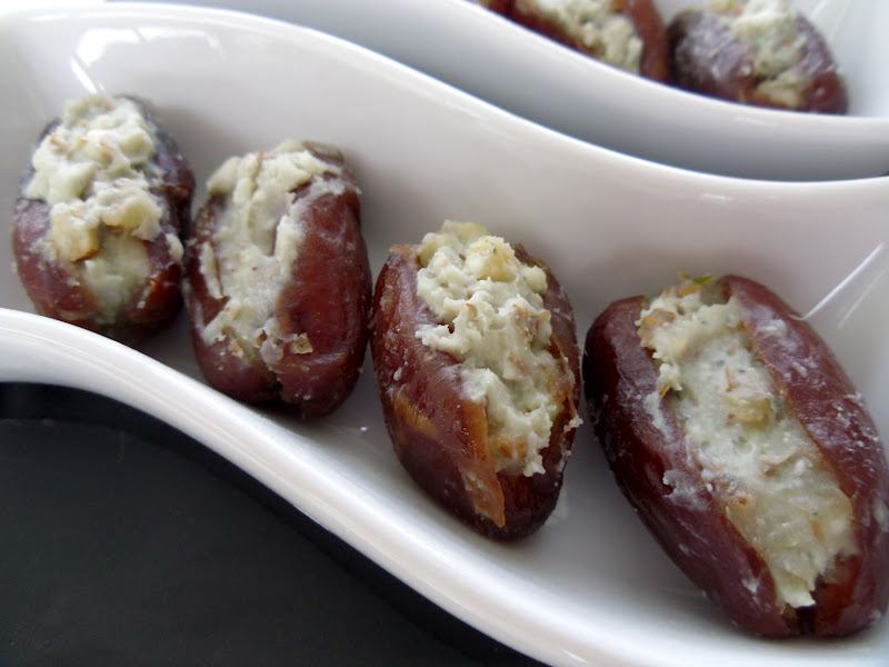 Gourmande ou passionnée...: Dattes fourrées au Roquefort et noix