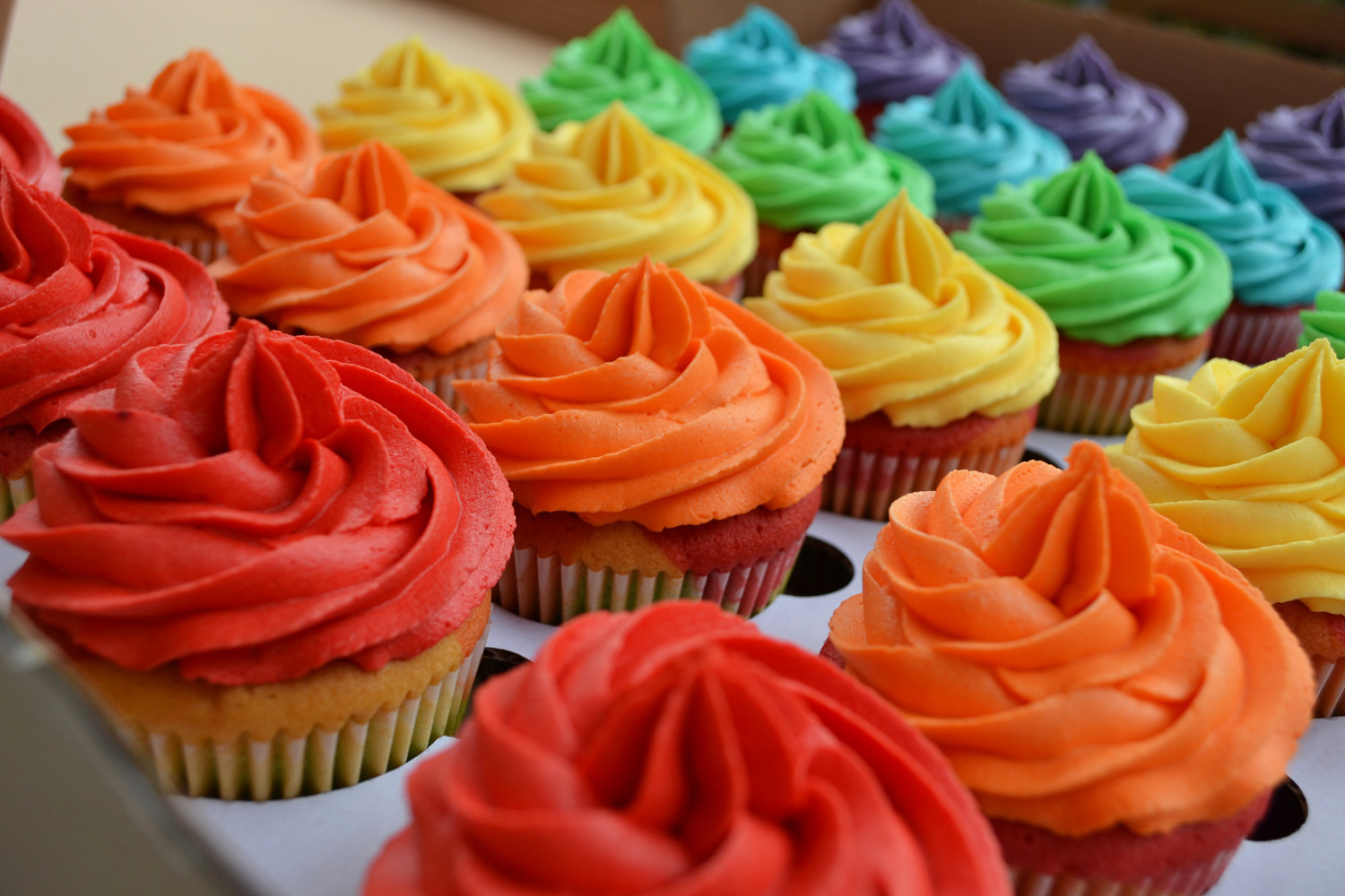Little Paper Cakes: Gay Pride Rainbow Sponge Cupcakes