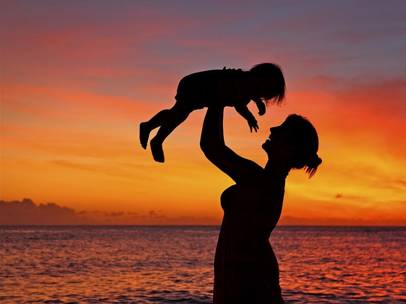 **MENSAGENS E GIFS DA TEKA**: SILHUETAS DE MÃE COM FILHOS AO POR DO SOL