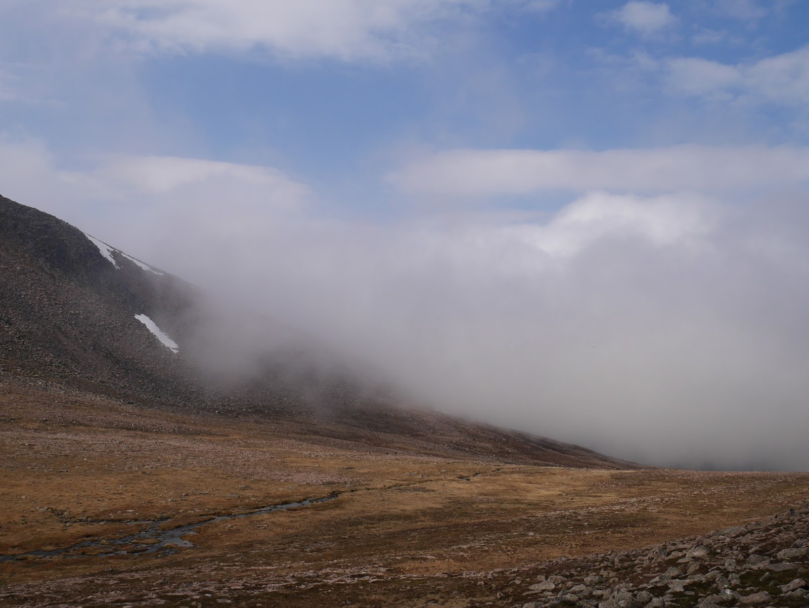 TARMACHAN MOUNTAINEERING: TEMPERATURE INVERSION, CAIRNGORMS