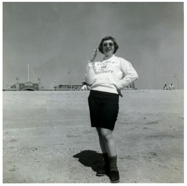 50 Cool Snaps Show How to Smoke Like the 1950s Ladies ~ Vintage Everyday