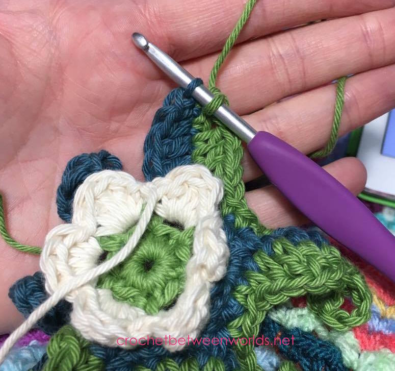 Crochet between worlds: Frida's Flowers CAL - Block 7 - Frida's Bouquet