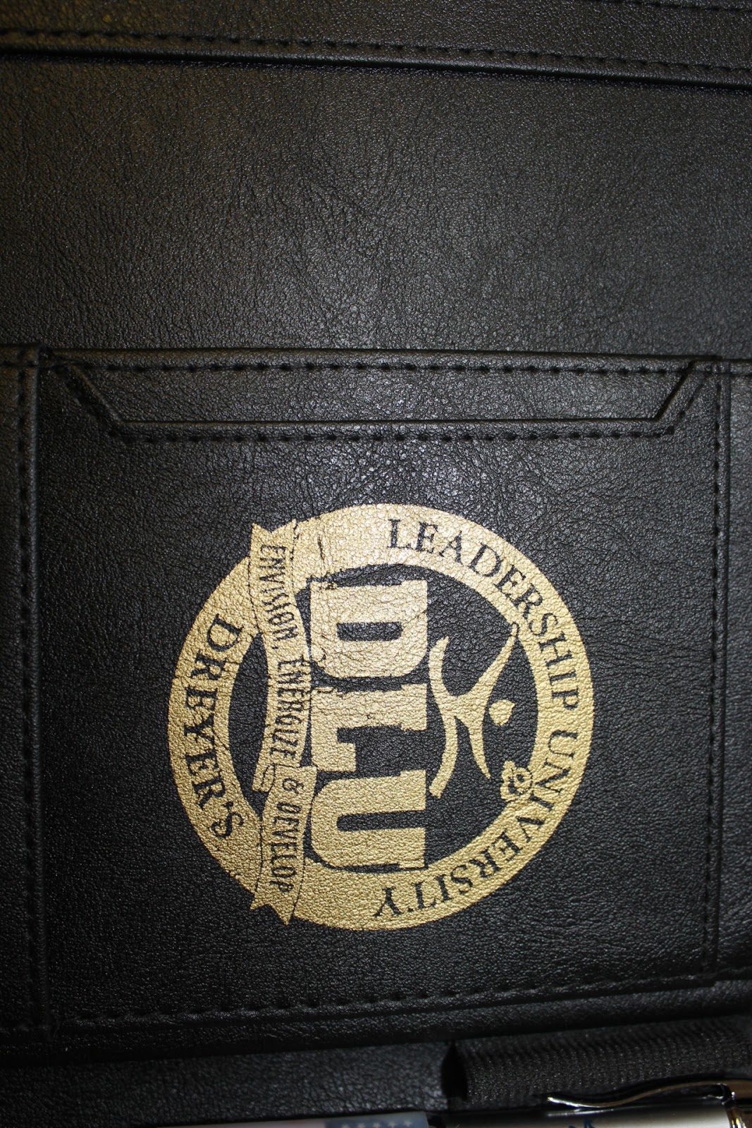 แฟ้มหนังสมุดปิดซิป Leeds Durahyde Padfolio พร้อมเครื่องคิดเลข