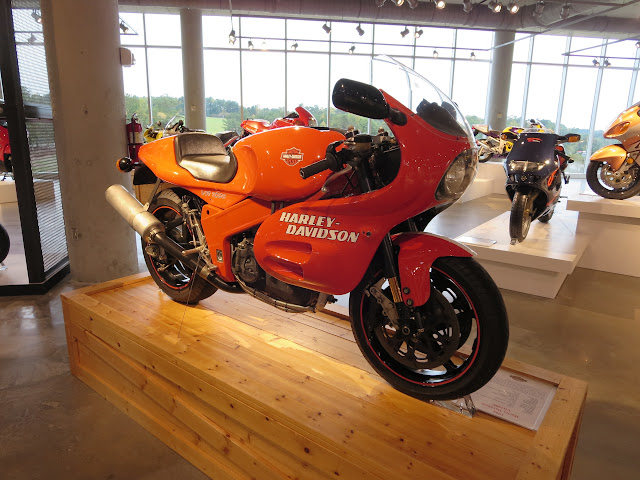 OddBike: Harley-Davidson VR1000 - God's Own Voice