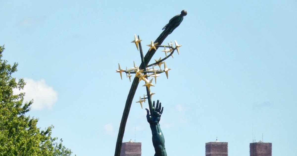 BigAppleAnnex.com: NYC Photoblog: Rocket Thrower Sculpture at Corona ...