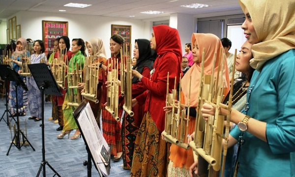 Angklung Dan Poco-Poco Meriahkan Year End Bazaar Dwp Kbri London