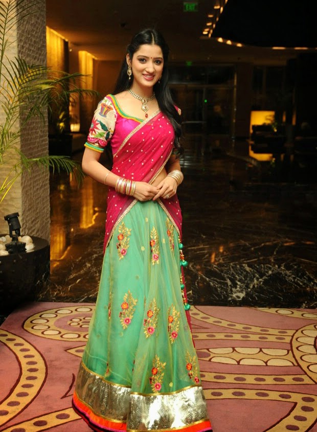 gujju hot bhabhi actress richa panai spicy red half saree pallu drop ...