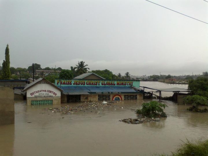 MAFURIKO! MAFURIKO! Mafuriko jijini Dar yanatisha!