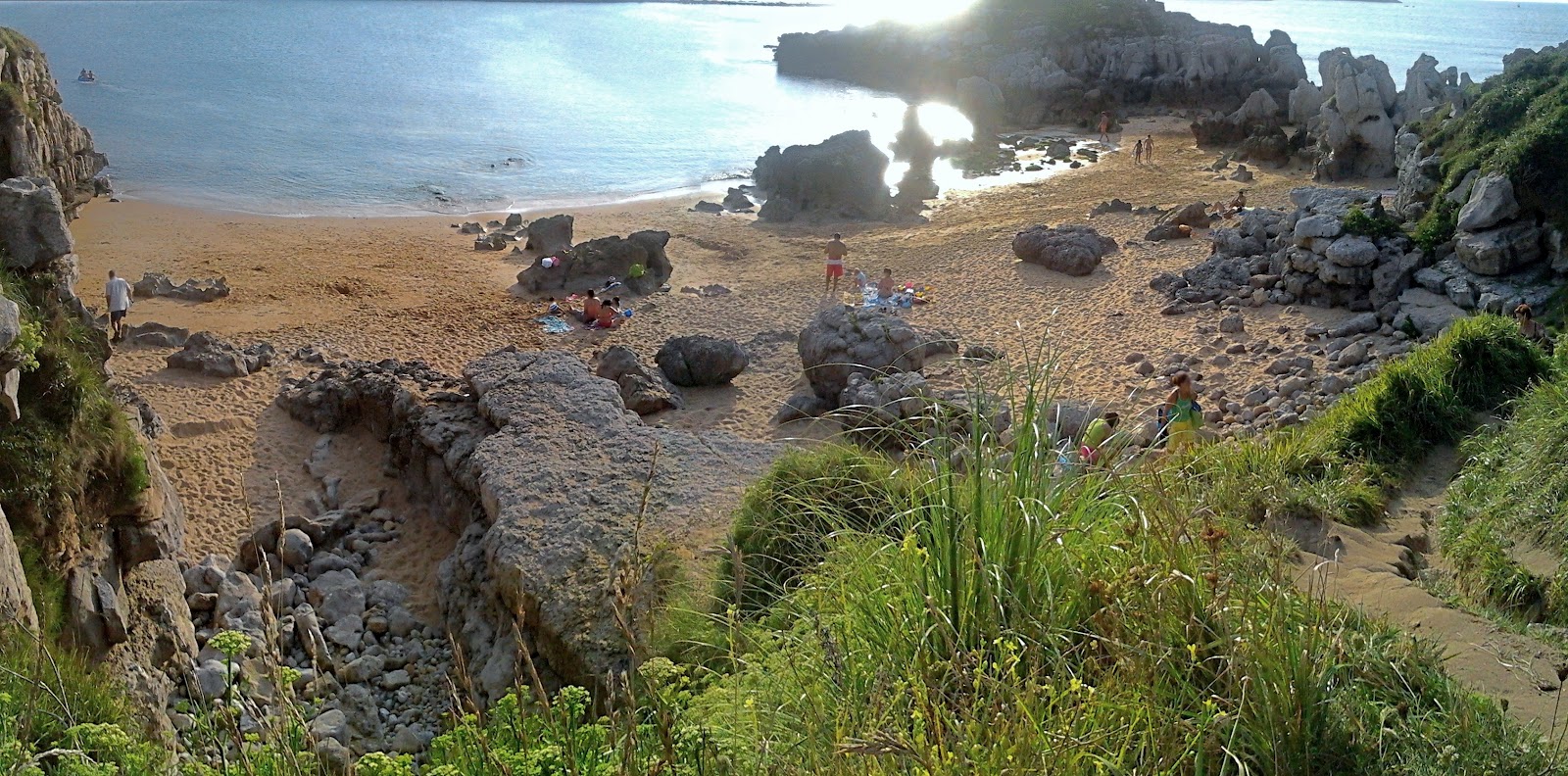 playas y paseos por la costa: CALAS DE CUCHIA EN MAREA BAJA