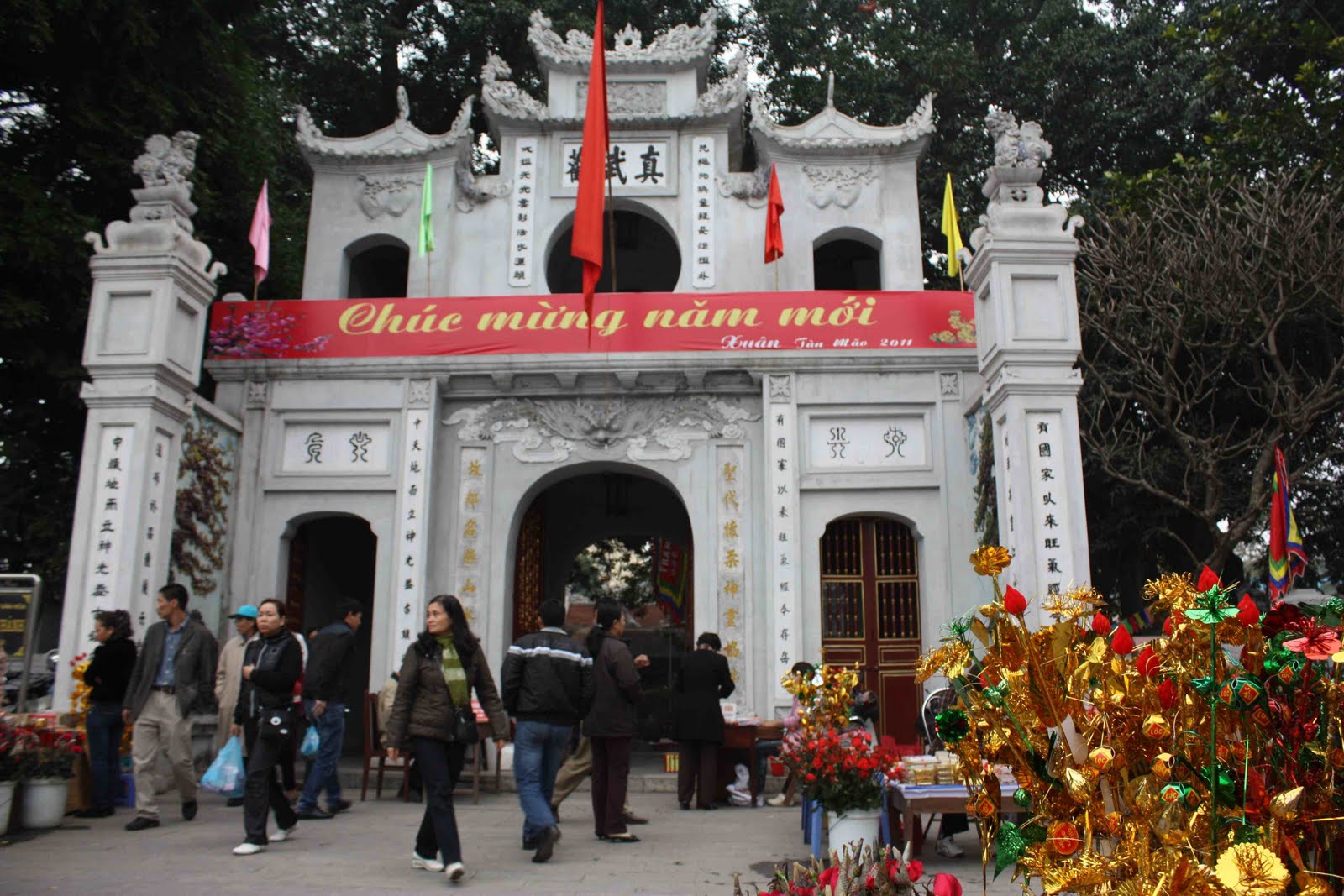 The World Tastes Good: Visiting Temples in Hanoi During Tet (Part 1)