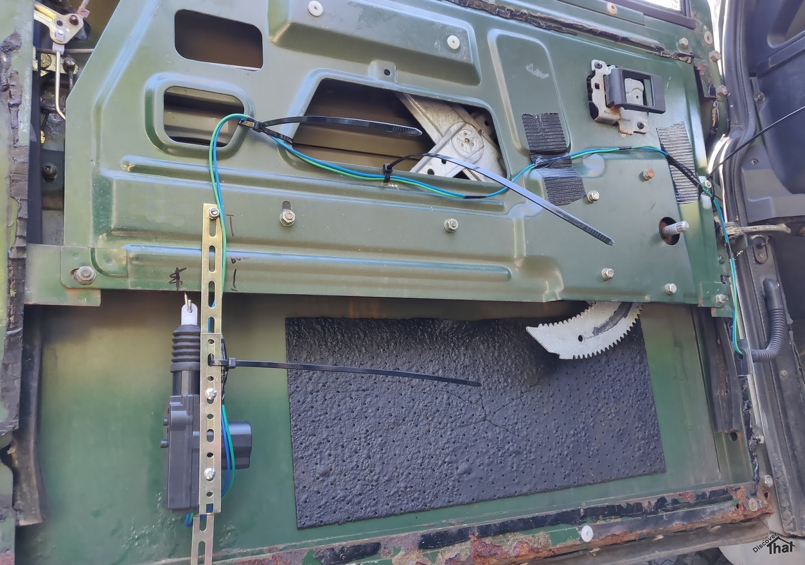 DiscoverThat - Journal: Fitting Defender central door locking