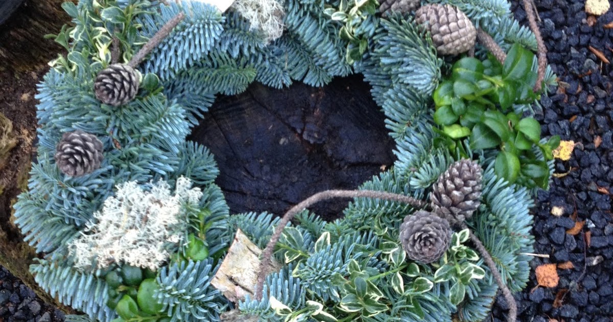 Blomstertøsens Have: De første kranse med gran