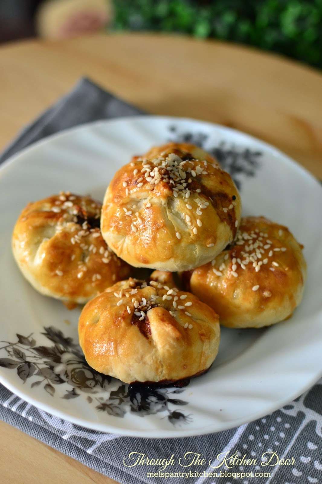 Through The Kitchen Door: Siew Bao / Flaky Roast Chicken Buns