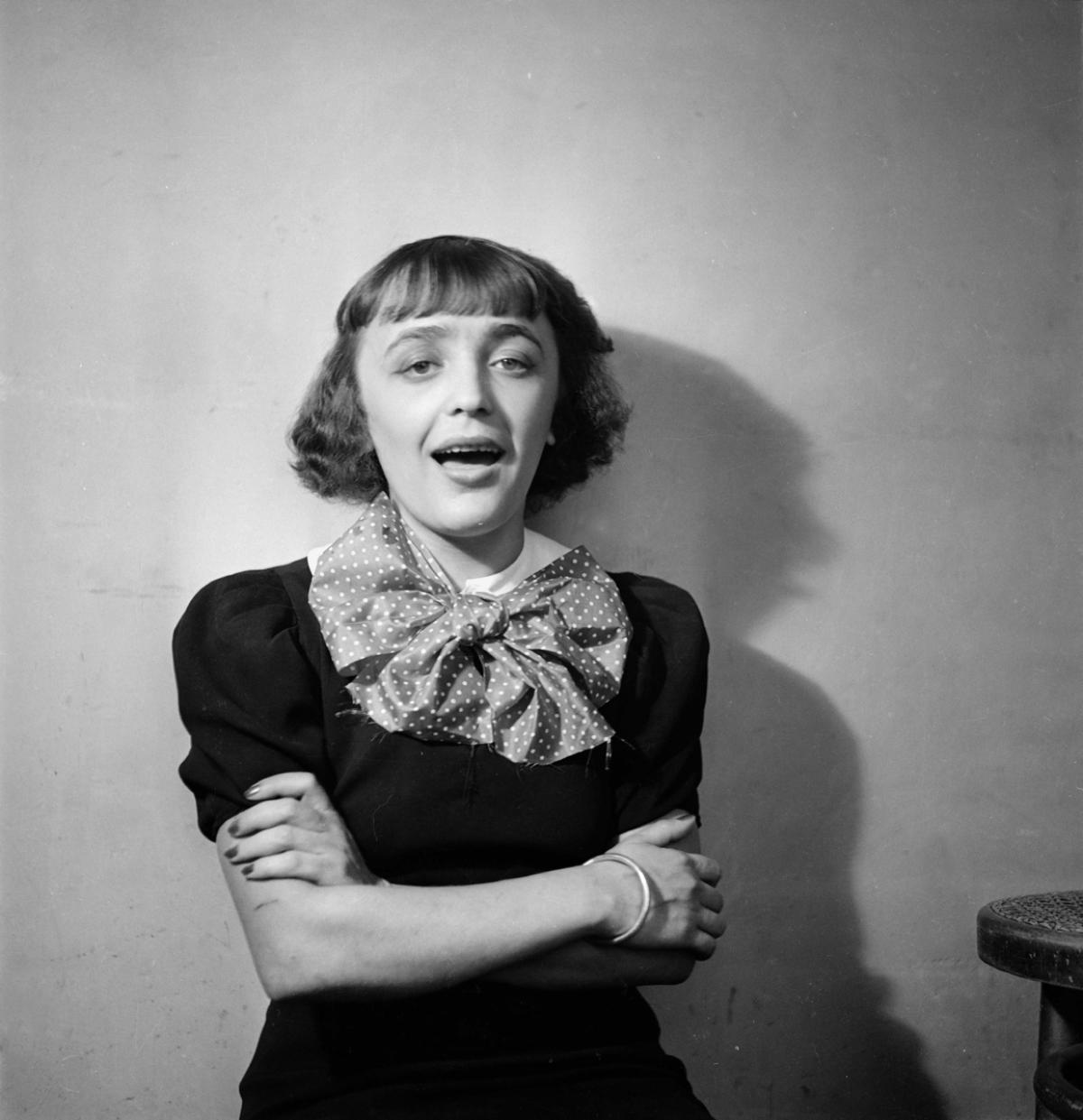 Édith Piaf Biography... - Woman With View.-E. A.