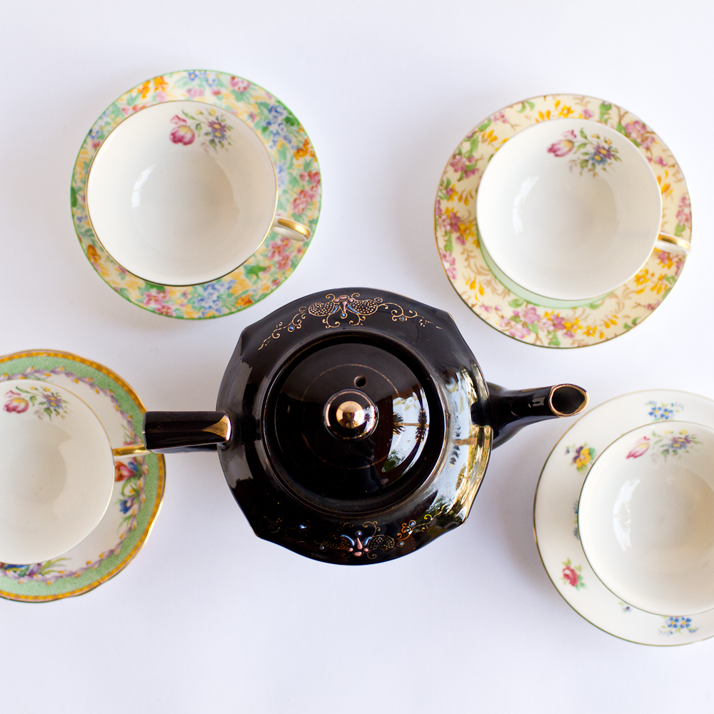 Antiquaria: Smitten With: the Alice Tea Set