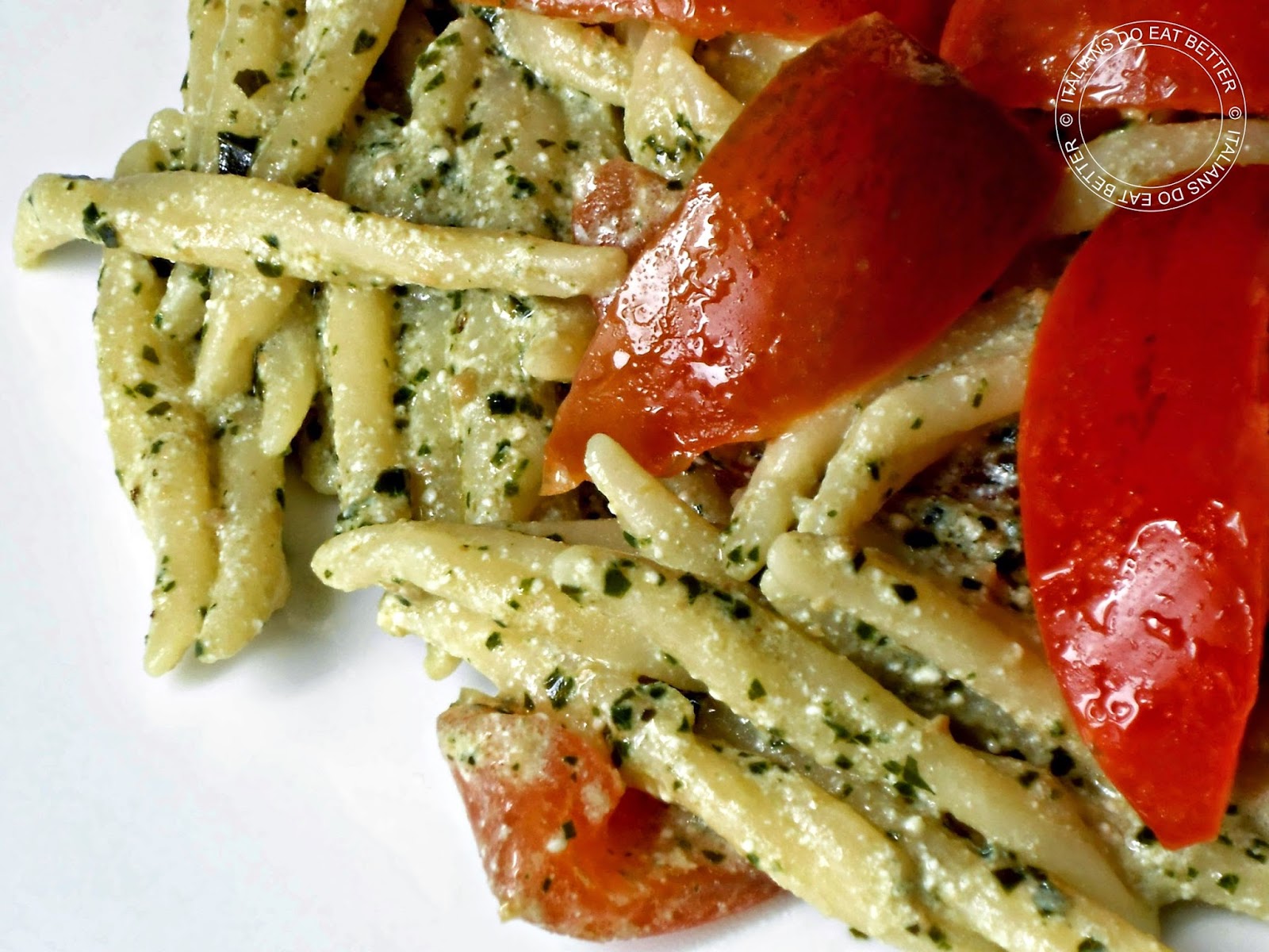 trofie-al-pesto-con-pomodori-e-ricotta-italians-do-eat-better