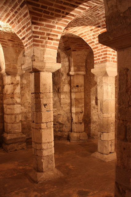 Atlas roman: Orléans - Crypte Saint-Avit (45)