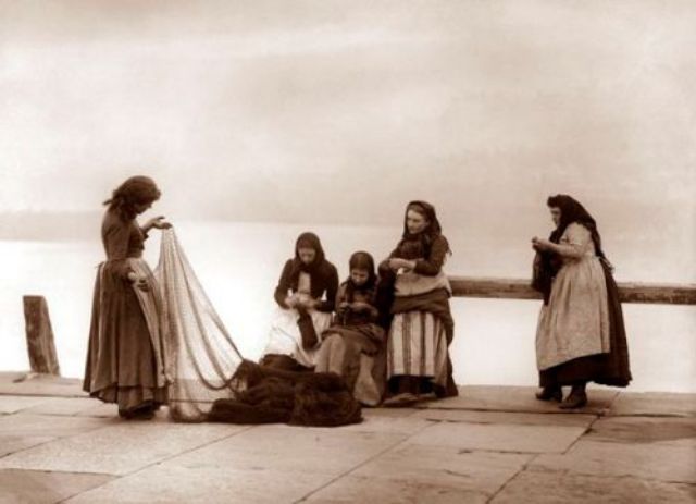 30 Vintage Photographs of Fisher People Around the Small North ...