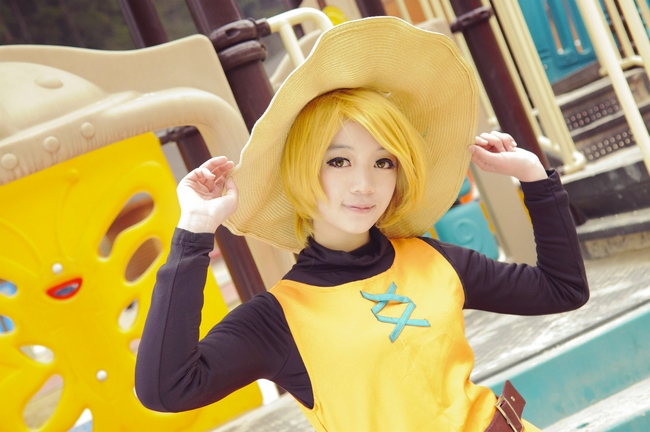 Pokemon Cosplay: Cute Pokemon Trainer Yellow Cosplayer
