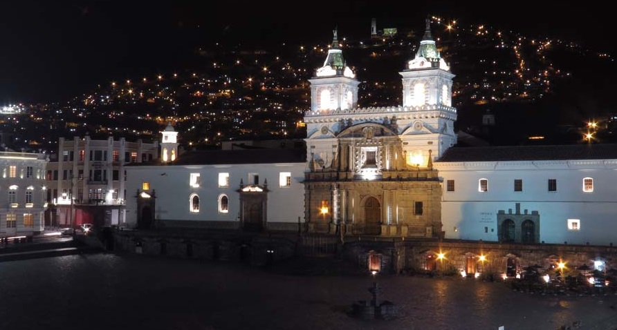 Tour paseo turístico por la ciudad de Quito en la noche