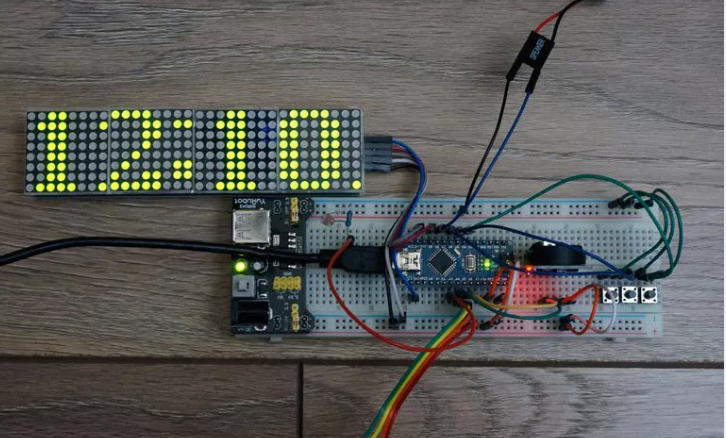 ساعة بسيطة مع منبه يمكنك صنعها A simple 8x32 LED matrix alarm clock
