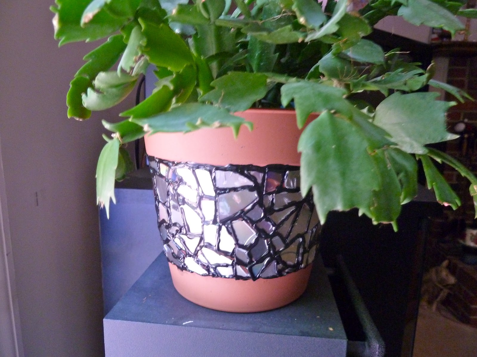 lila365idees: ΔΙΑΚΟΣΜΗΣΗ ΓΛΑΣΤΡΑΣ ΑΠΟ ΠΑΛΙΑ CD (DESIGN POT FROM OLD CD)
