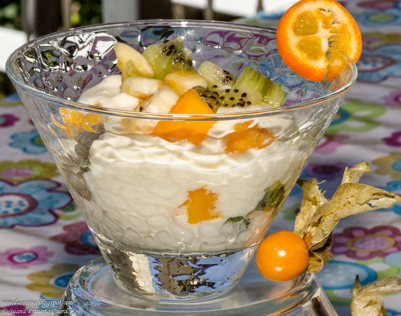 Macedonia de frutas con crema de queso