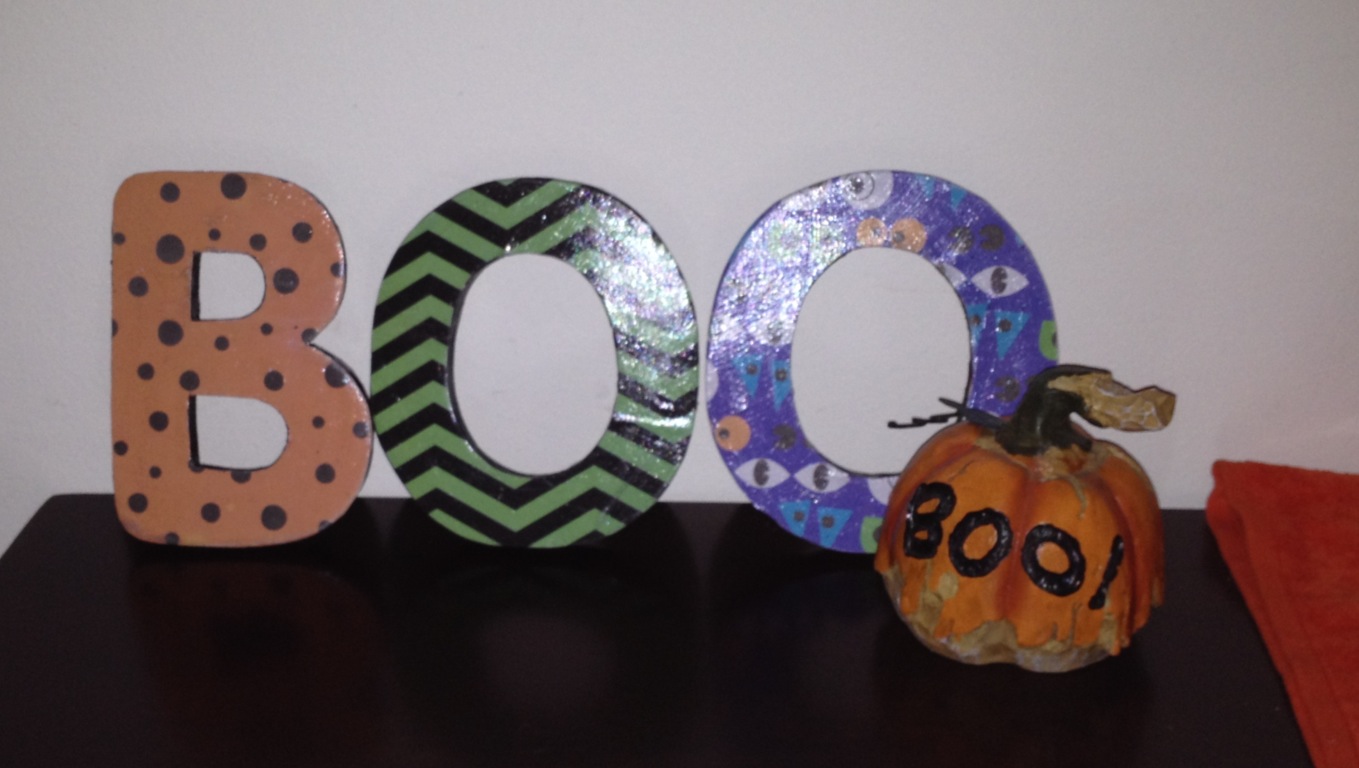 Lip Gloss, Dishes, and Diapers: DIY WOODEN "BOO" DECORATION