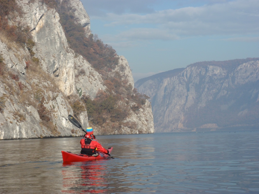 La defilare, în defileu – Romania vazuta din caiac