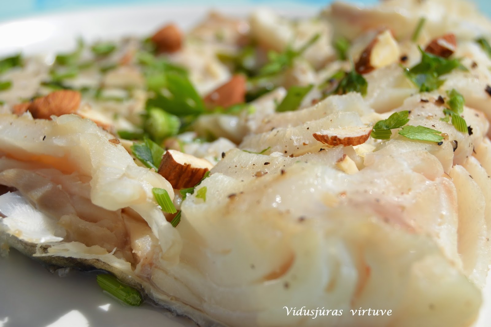 Vidusjúras virtuve: Tvaicéta mencas fileja ar citronu un drupinátám ...