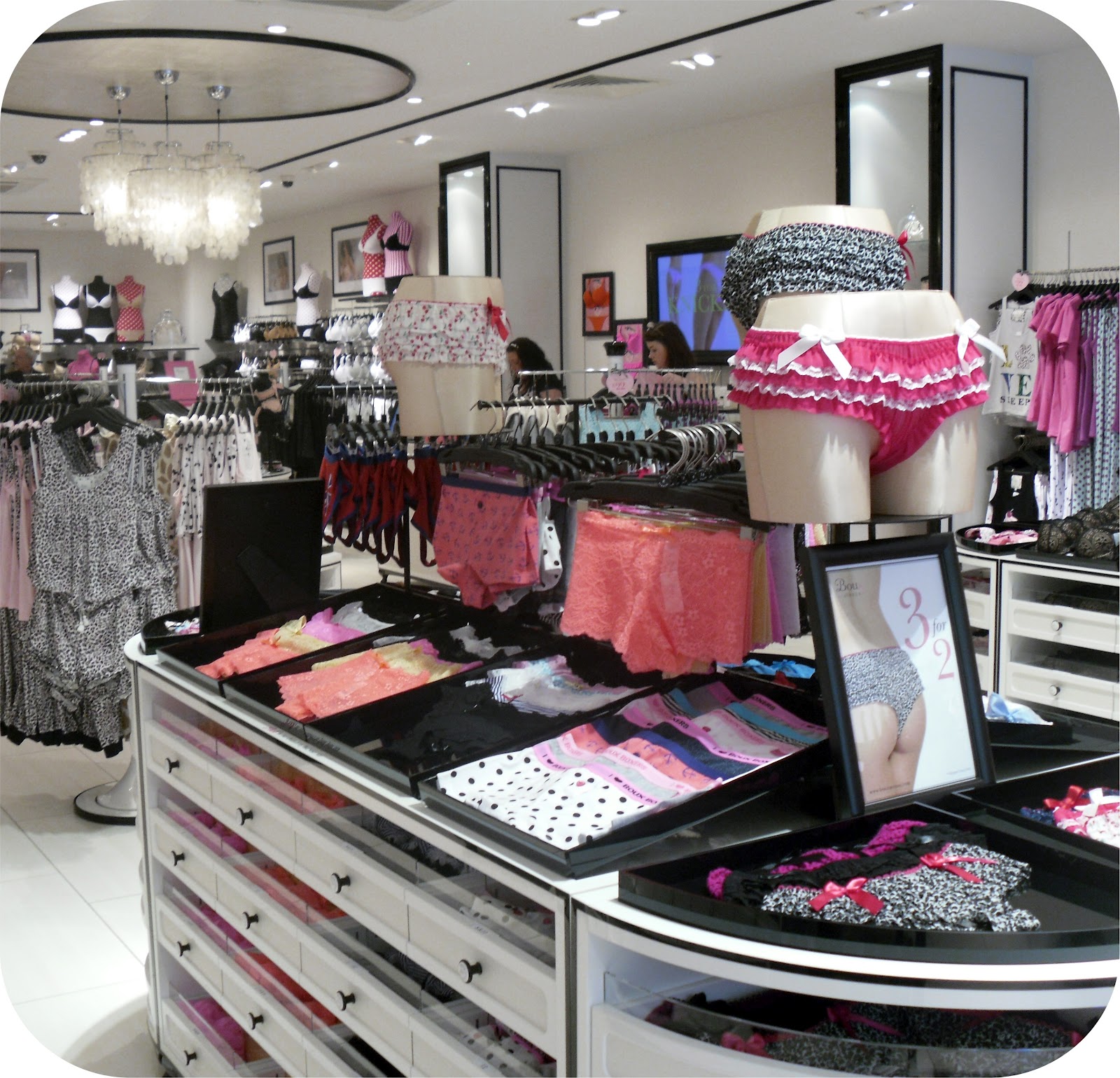 Three Little Búhos: Boux Avenue Bath Grand Opening