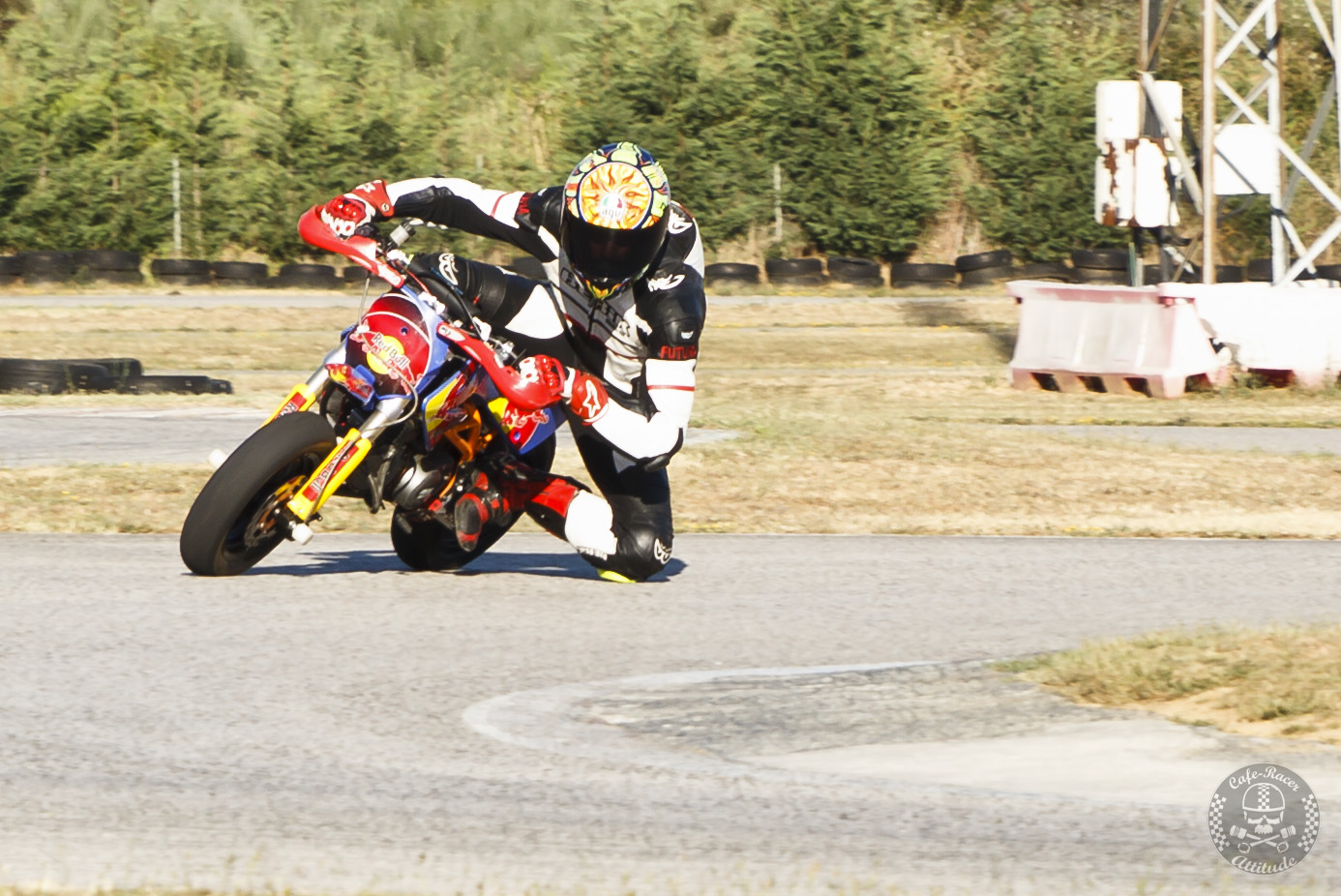 Cafe Racer Attitude: Pit Bike en circuito