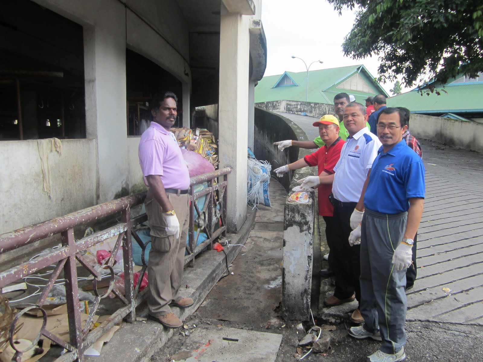KHIDMAT MERU: GOTONG ROYONG DI PASAR BESAR KLANG
