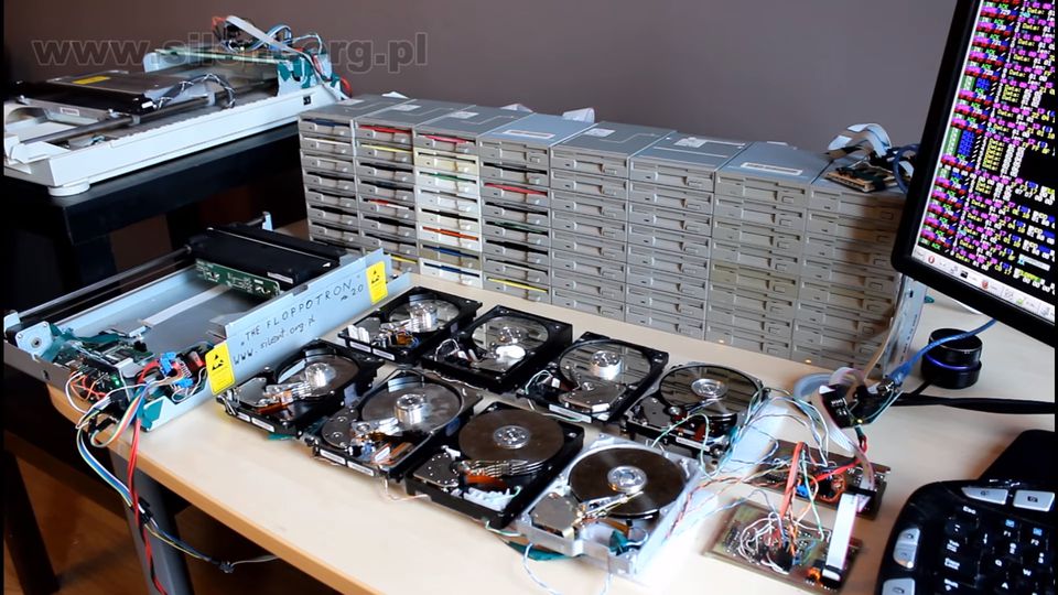 Bun venit la Floppotron, concertul dischetelor floppy disk nefolosite ...