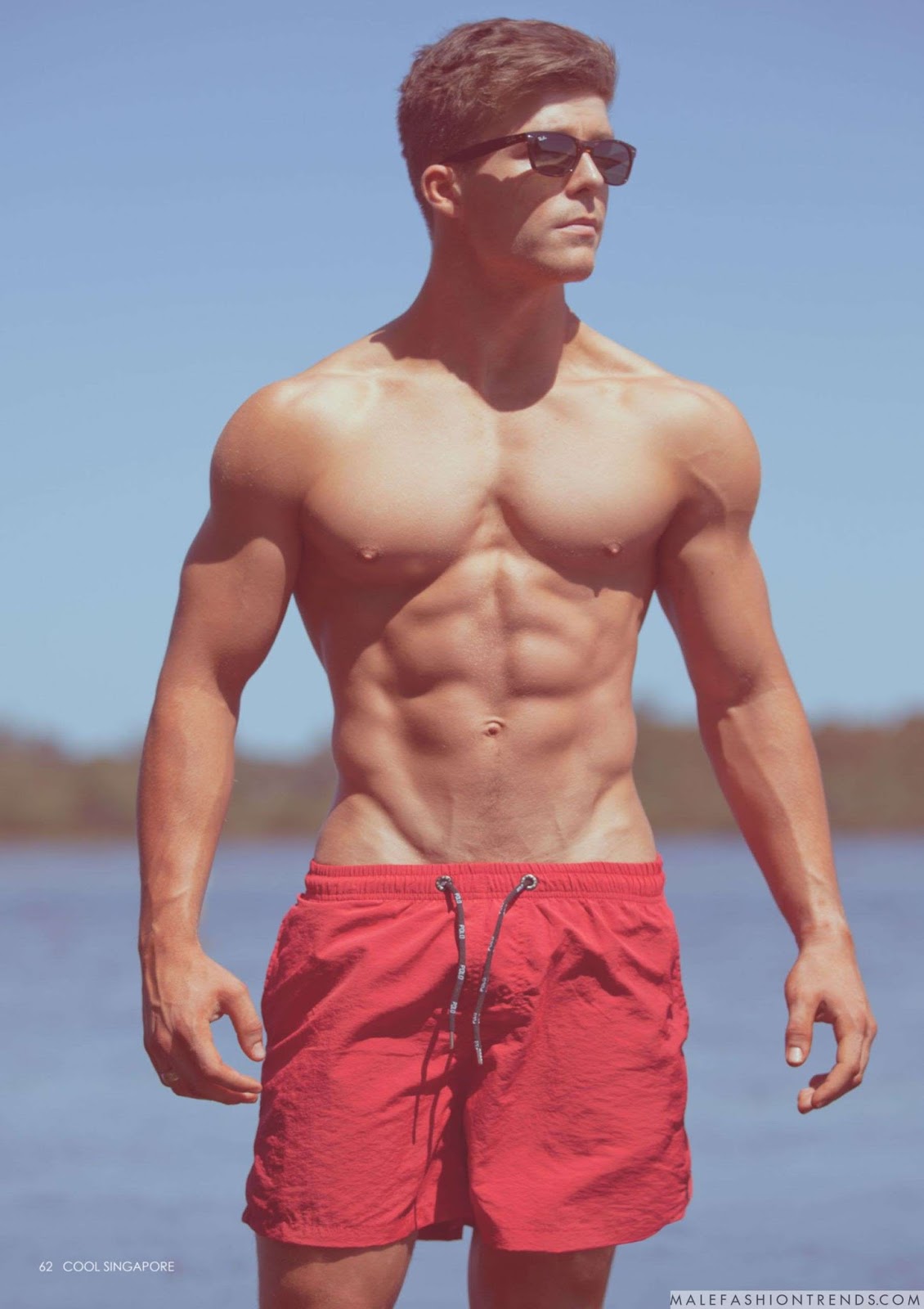 James Thomas se adelanta al verano en fotos para COOL Magazine Singapur