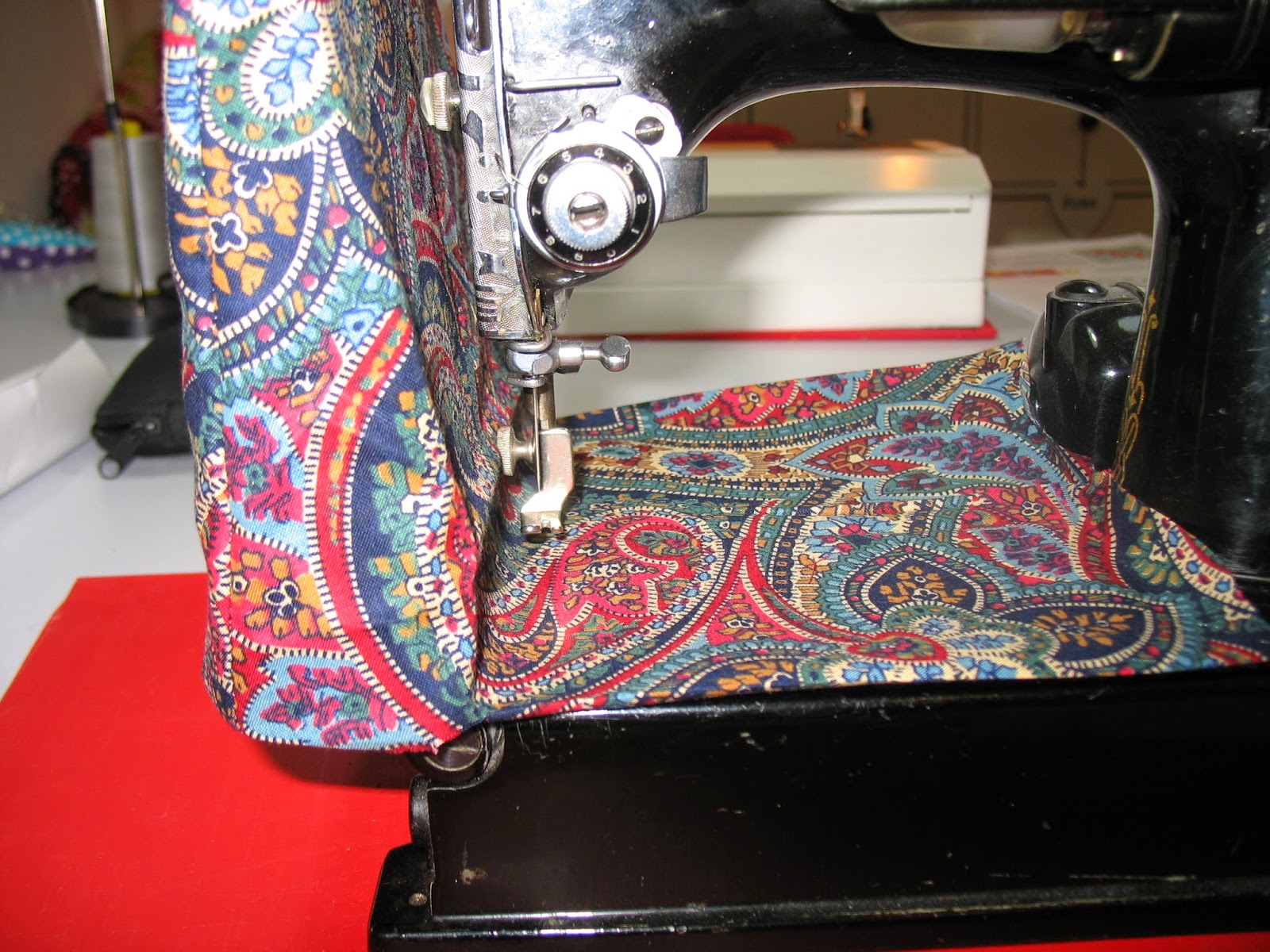 Carpe Quiltem: Singer featherweight sleeve tutorial