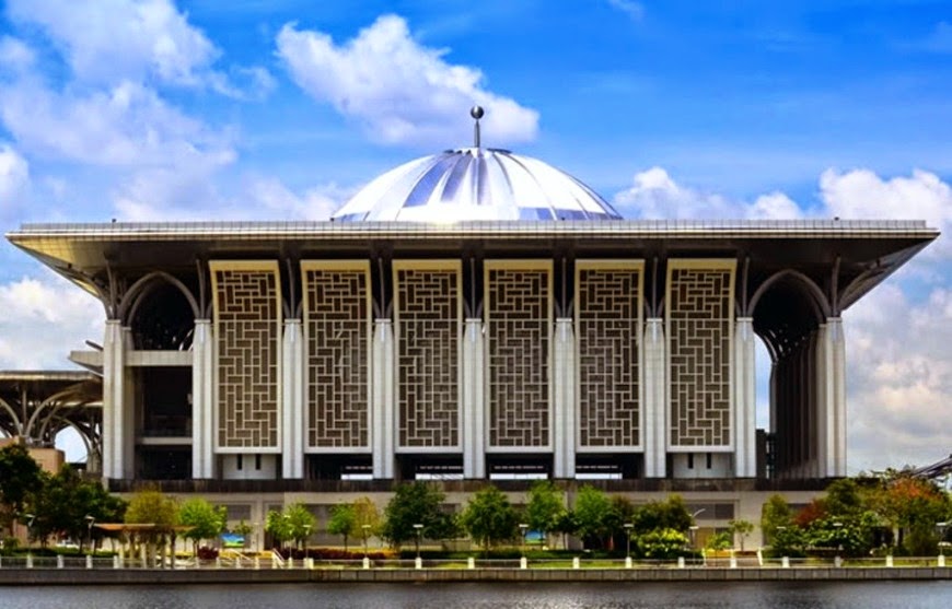 Wiyak Bumi Wiyak Langit: Berkesempatan Sholat Dhuhur di Masjid Besi ...