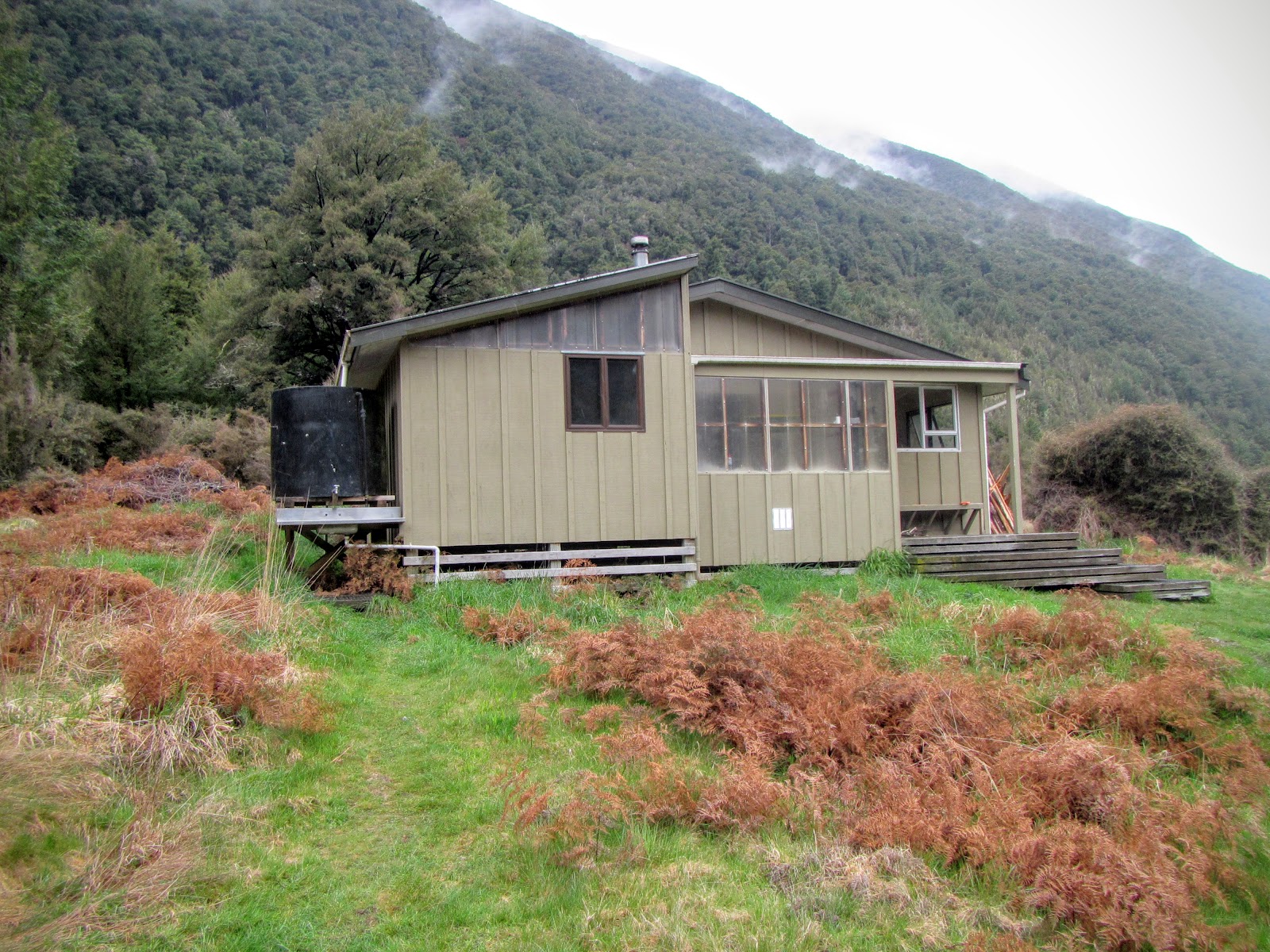 Tramping in the New Zealand backcountry: NZ Bush Adventures: Lake ...