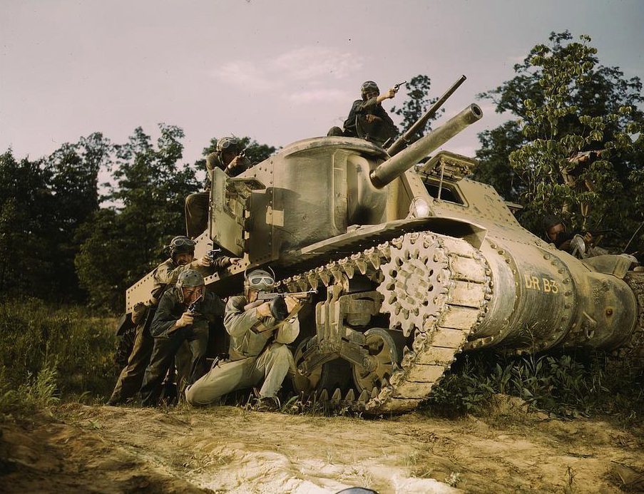 14 Stunning Color Photographs That Show American Soldiers Preparing ...