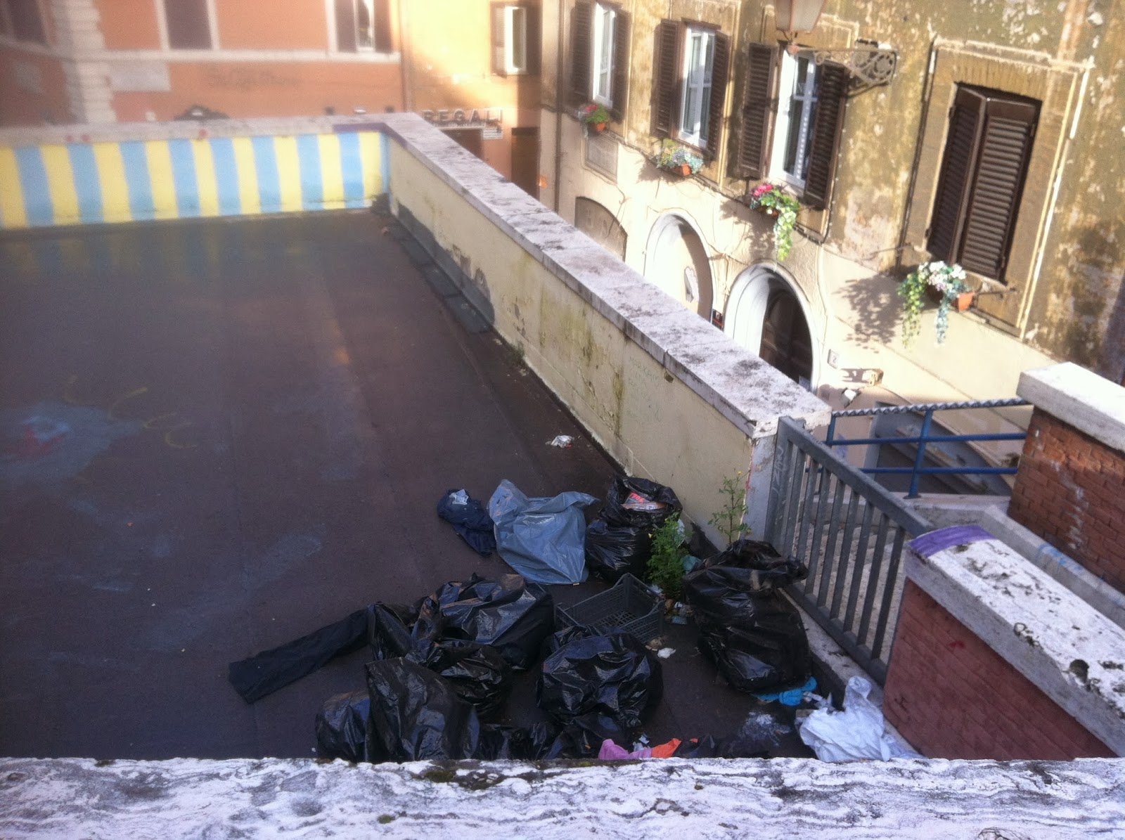 ROMA FA SCHIFO: Dentro la stazione metro Cavour, praticamente la più ...