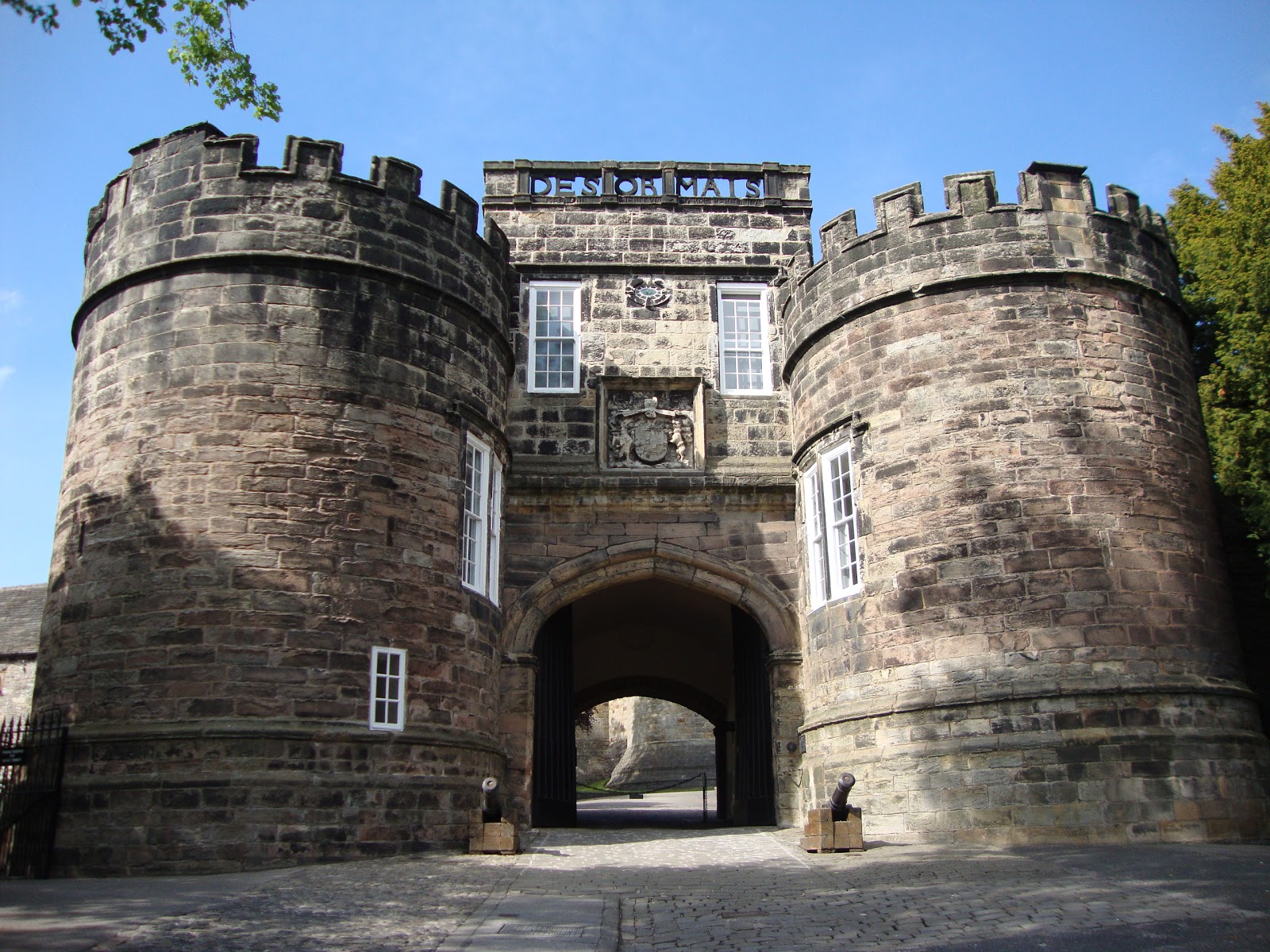 CASTELO MEDIEVAL NA INGLATERRA - Por aí, na Inglaterra