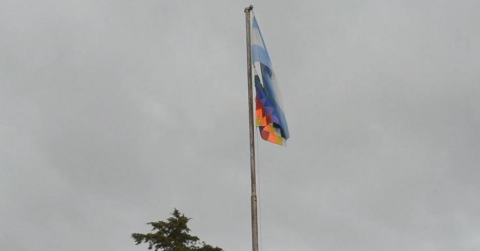 Crónicas de la Tierra sin Mal : La bandera Whipala ya flamea en una ...
