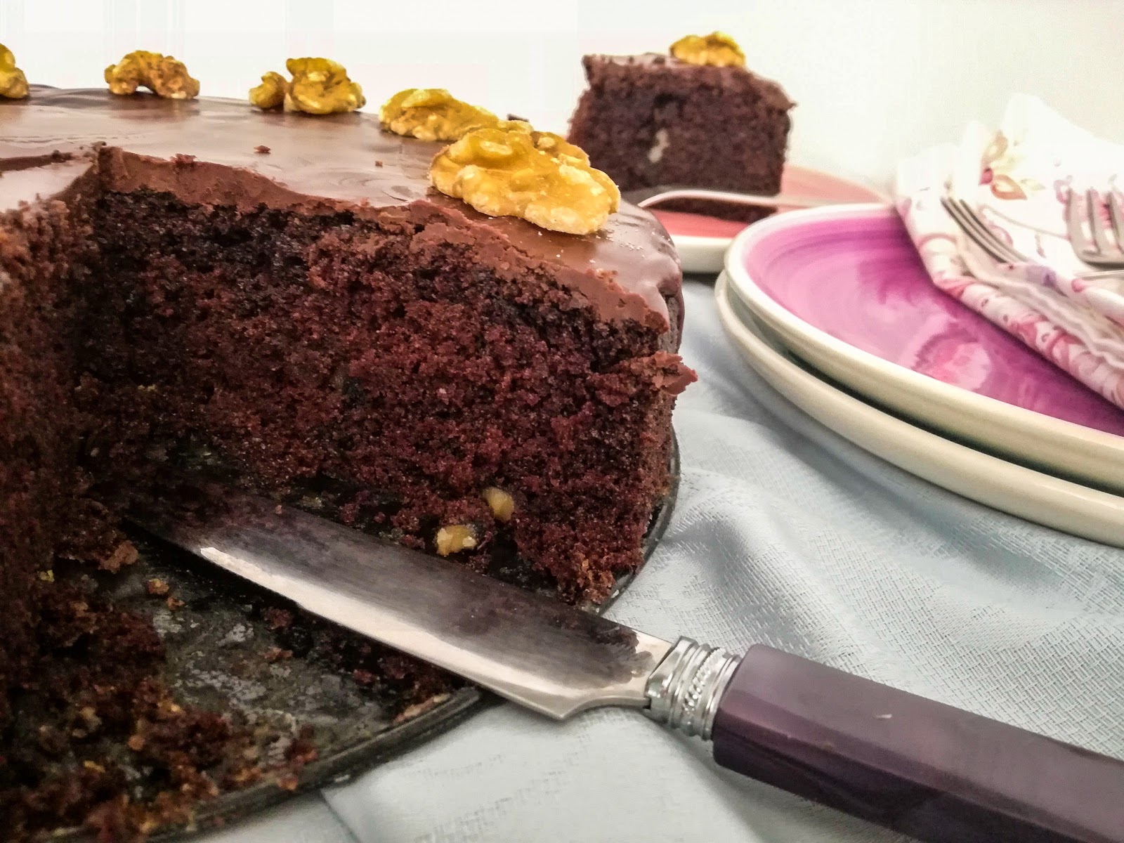 ΝΗΣΤΙΣΙΜΟ ΣΟΚΟΛΑΤΕΝΙΟ CAKE ΜΕ ΚΑΡΥΔΙΑ, ΧΟΥΡΜΑΔΕΣ ΚΑΙ ΓΛΑΣΟ ΣΟΚΟΛΑΤΑΣ ...
