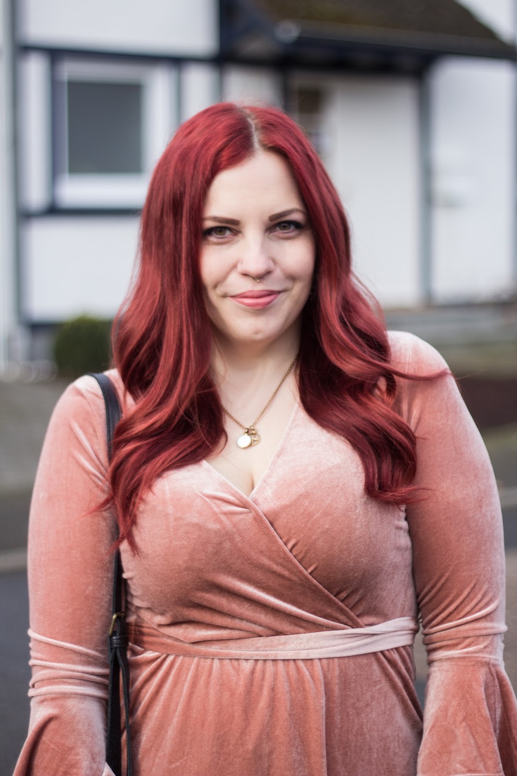 German Curves: Date Night Look ohne die Farbe rot - Curvy Sequins