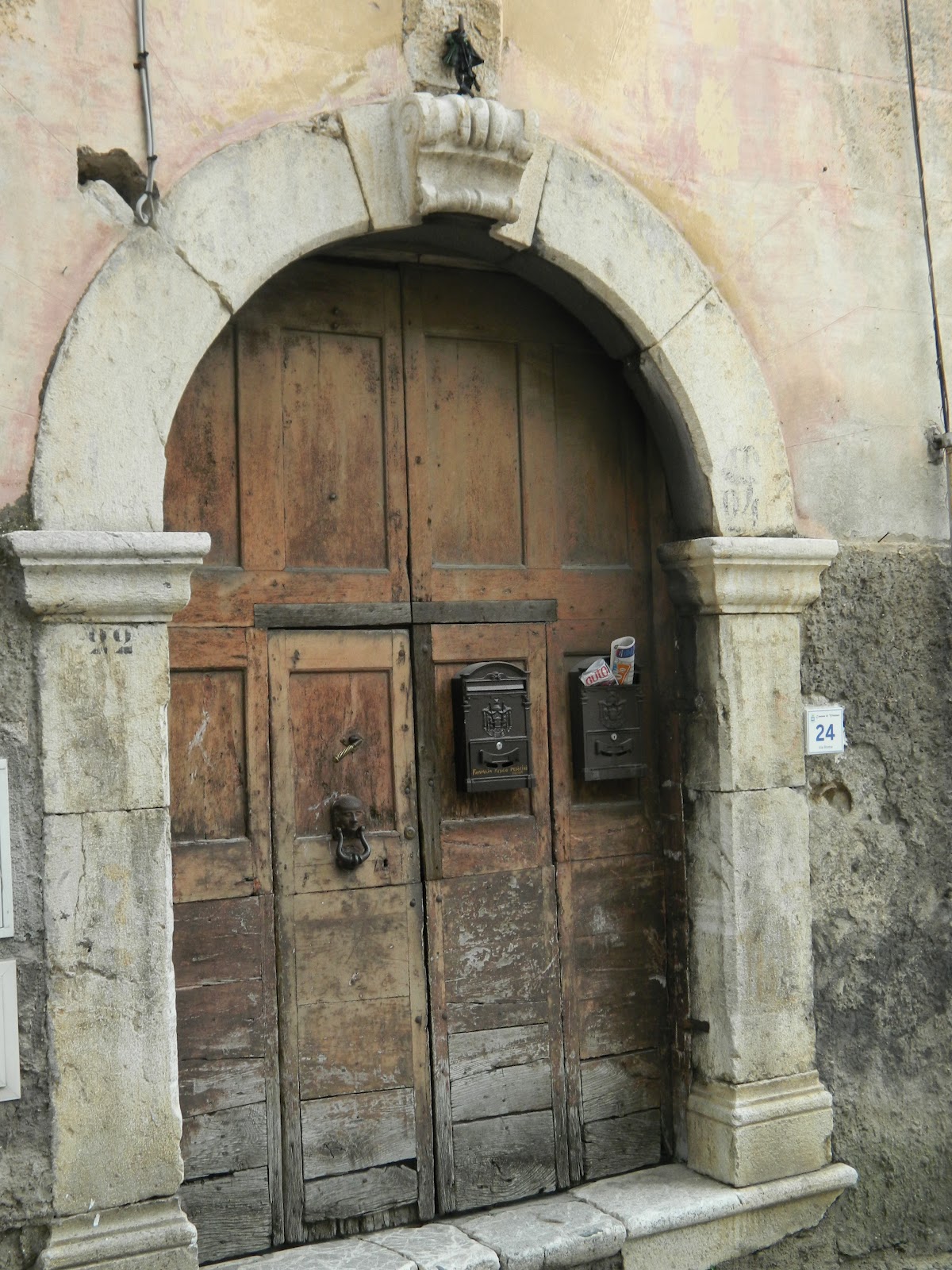 ele di decor: Vecchi portoni. Old front doors.