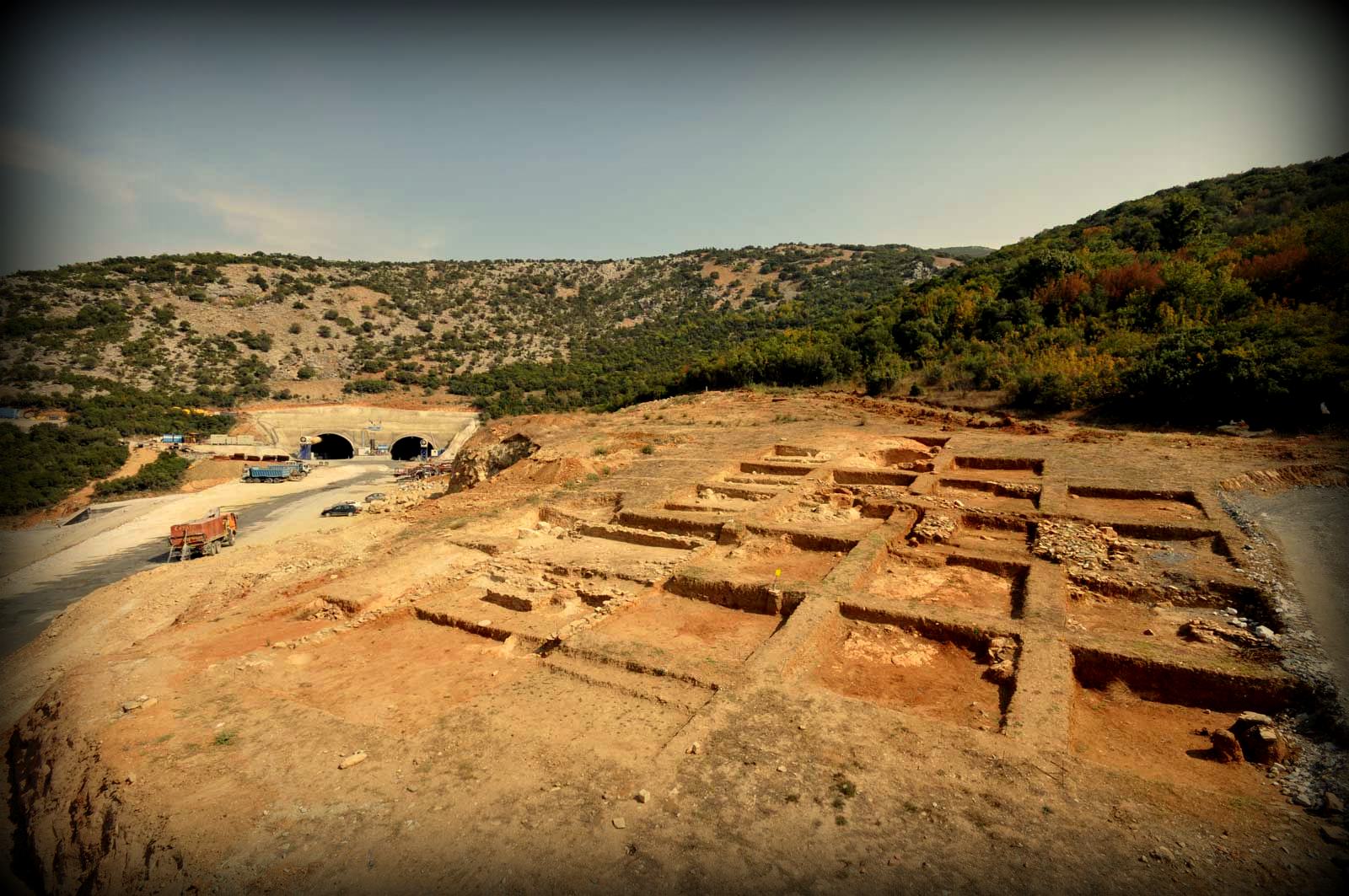 ΙΣΤΟΡΙΑ ΕΛΛΗΝΙΚΗ ΚΑΙ ΠΑΓΚΟΣΜΙΑ : Η ΚΟΙΛΑΔΑ ΤΩΝ ΤΕΜΠΩΝ