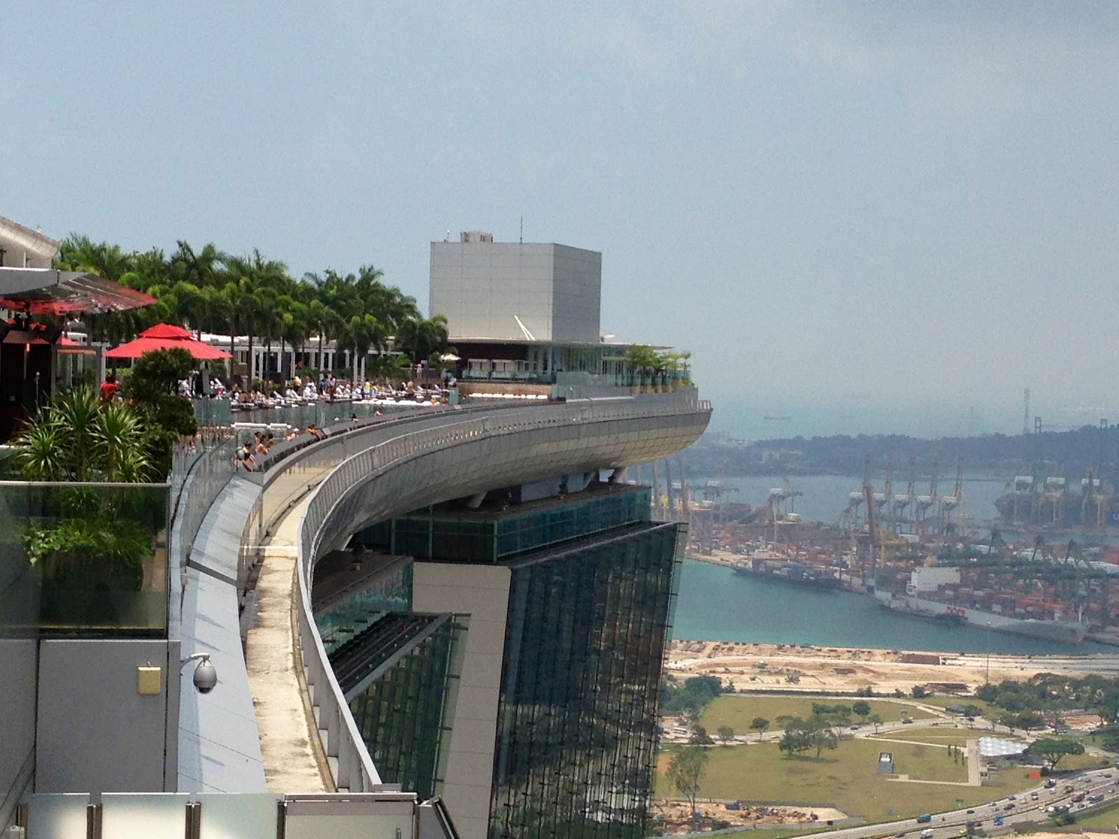 Tyttötrio paratiisissa: The fine city -Singapore