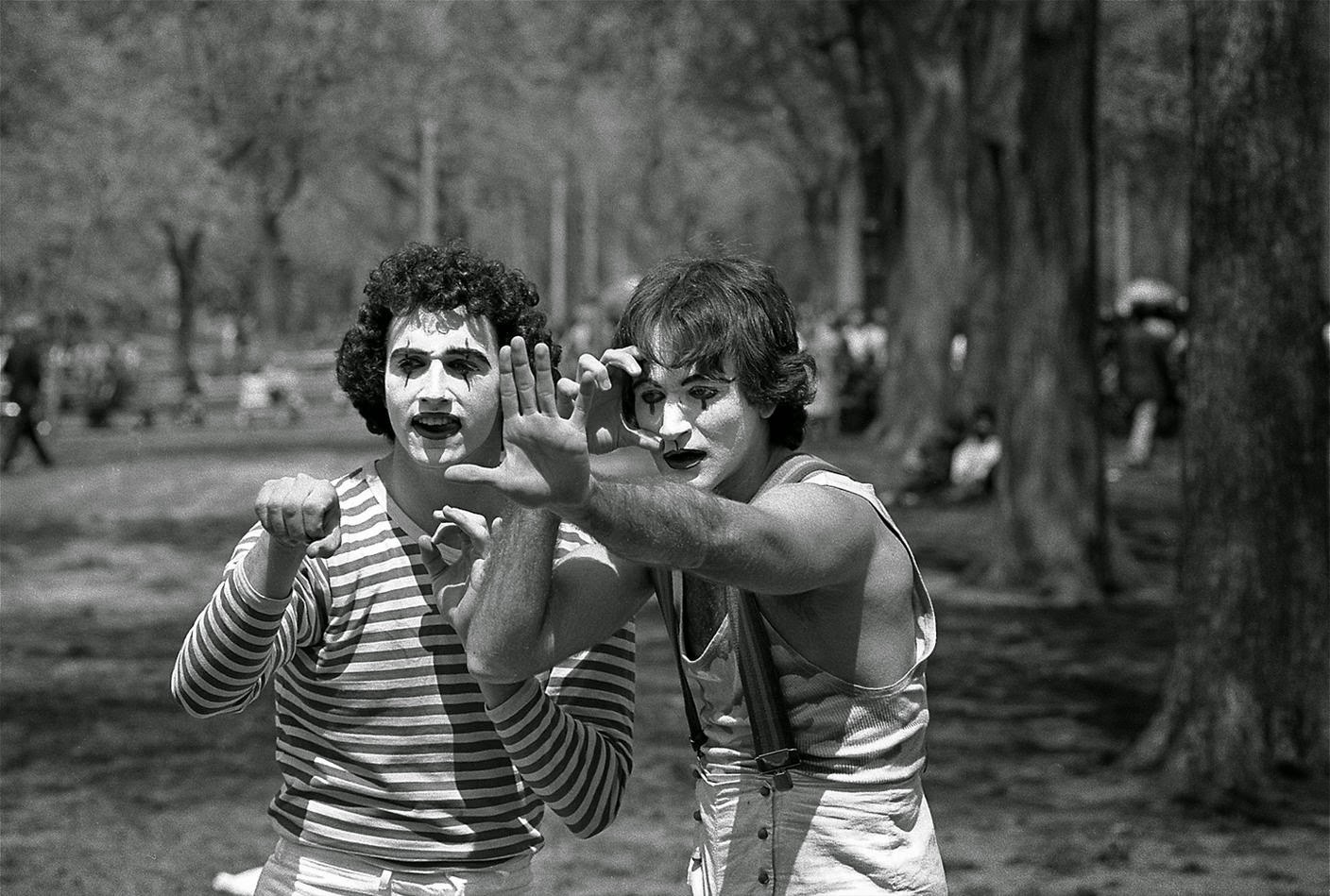 Unseen Photos of Robin Williams as a Mime in Central Park, 1974 ...