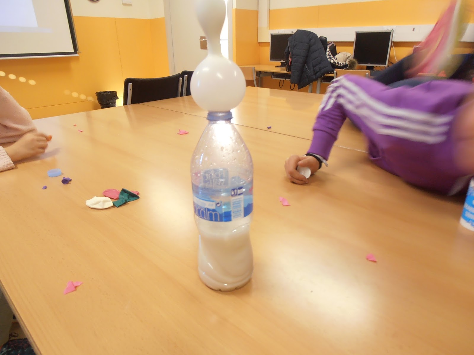 Happy SCIENCE!: INFLATING A BALLOON WITHOUT AIR
