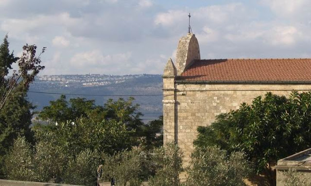 Jesus Cristo ressuscitou o filho da viúva de Naim diante de uma multidão.